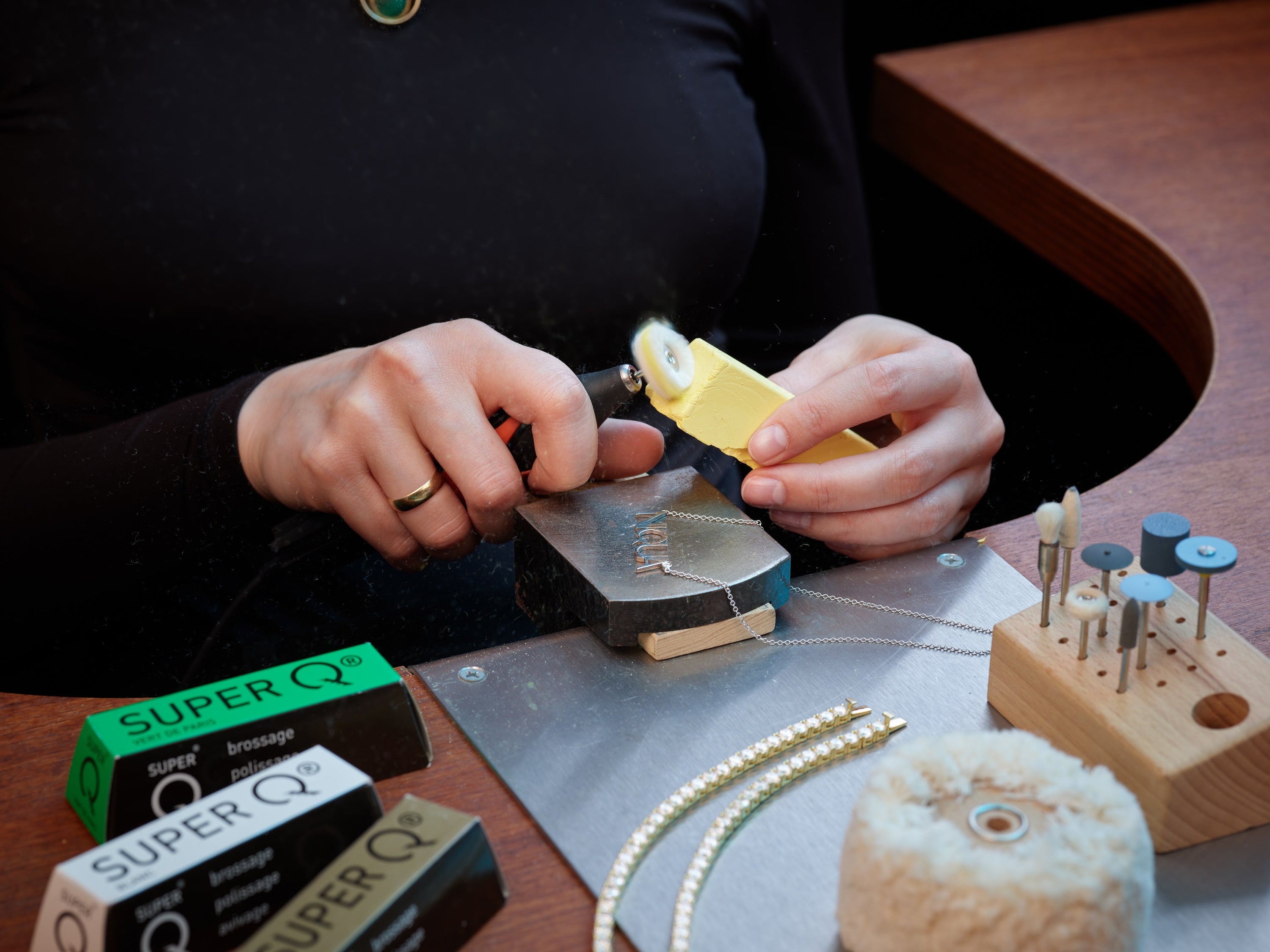 NIQUA High-Gloss Polishing – Shine That Makes a Statement – NIQUA®-SHOP